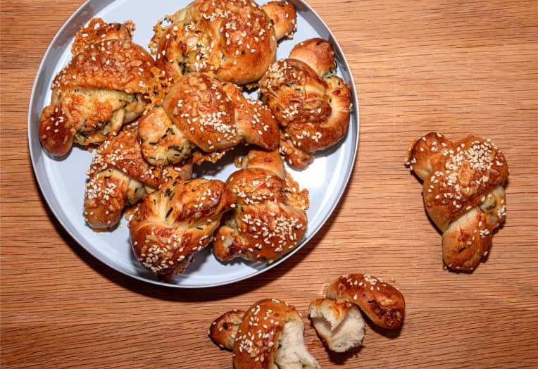 Cheesy Garlic Knots Recipe | Garlic Rapeseed Oil – Fussels Fine Foods